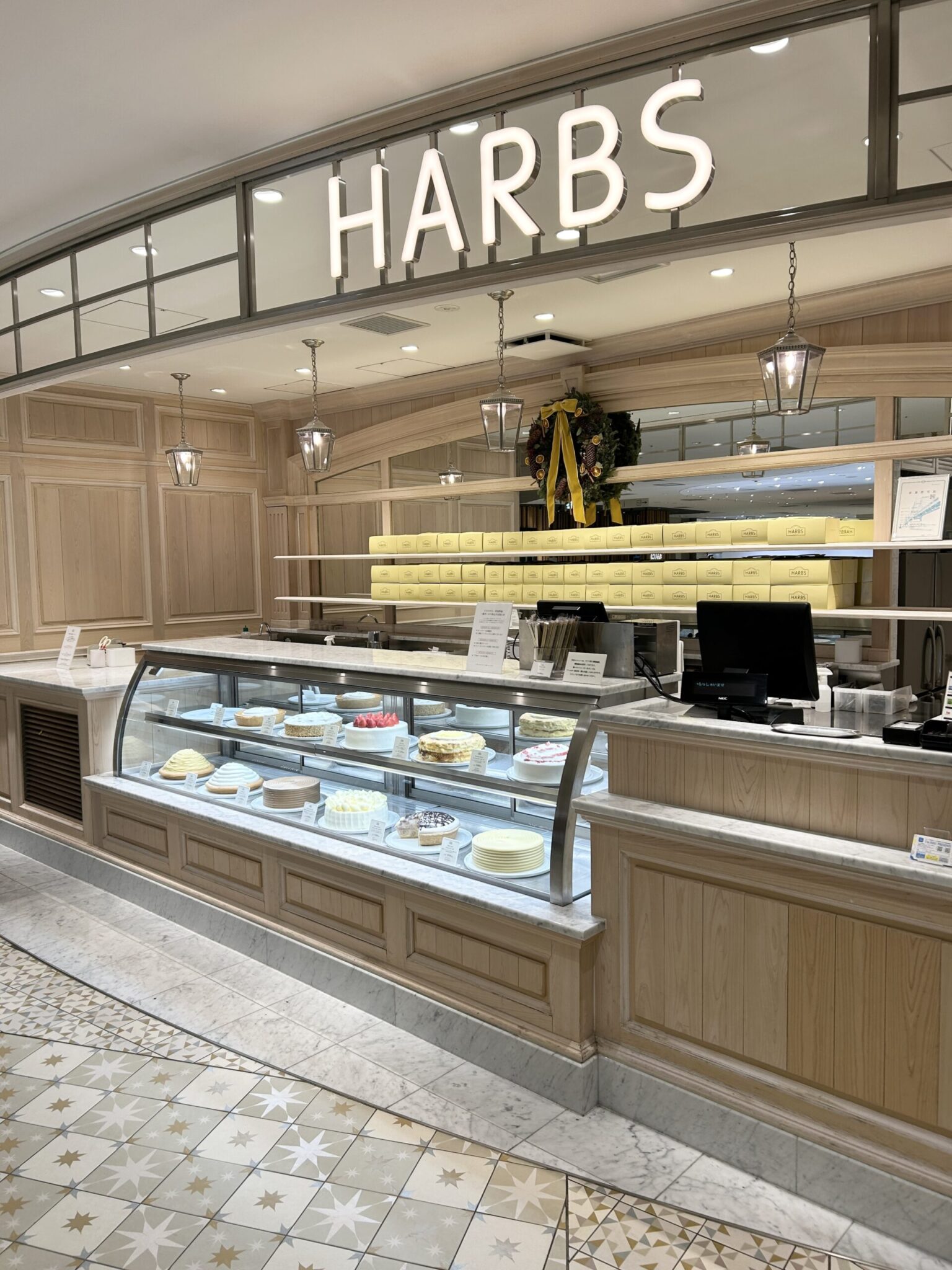横浜駅内で極上のカフェランチが楽しめるHARBSニュウマン横浜店 | オッサンのぼっちカフェツアーズ